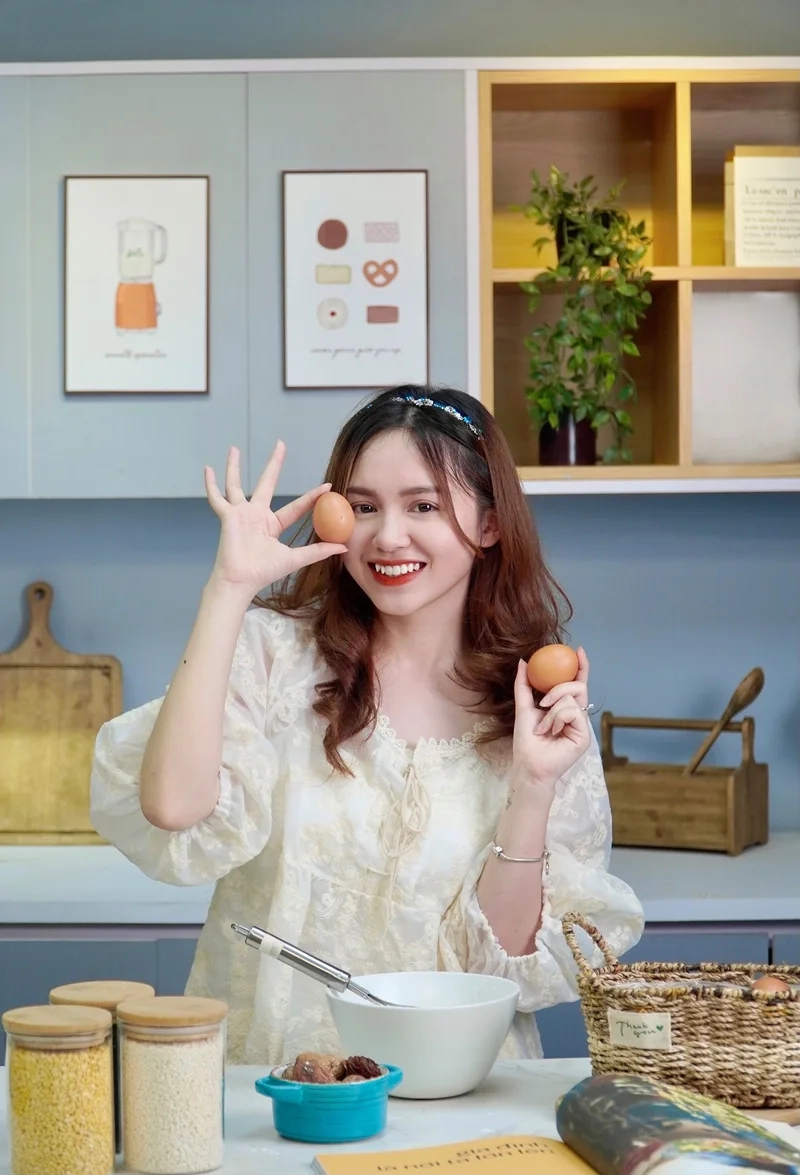 Loạt ảnh Đặng Thu Hà đầy thần thái khiến fan xuýt xoa